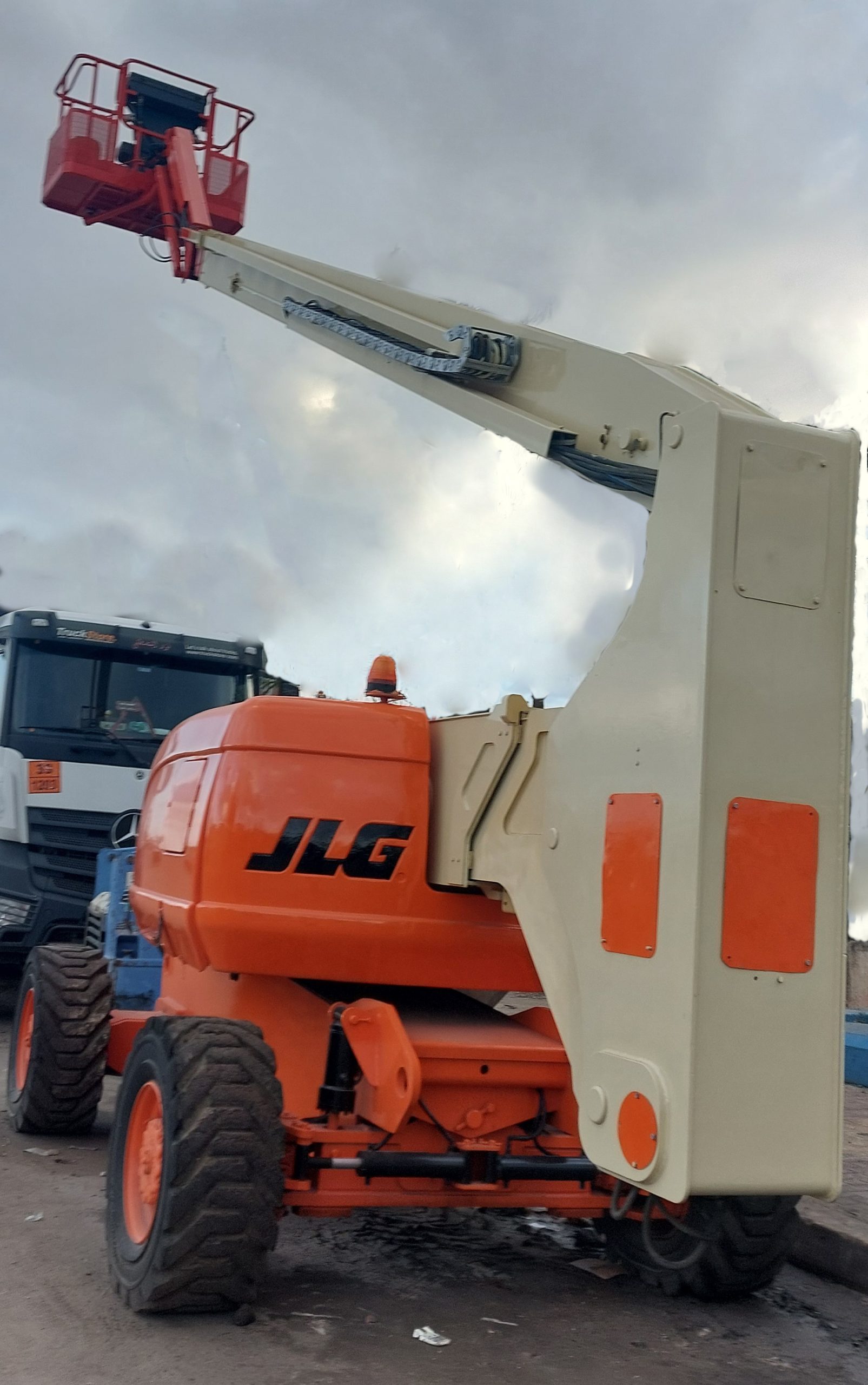 26 m Manlift – JLG – HE Rental